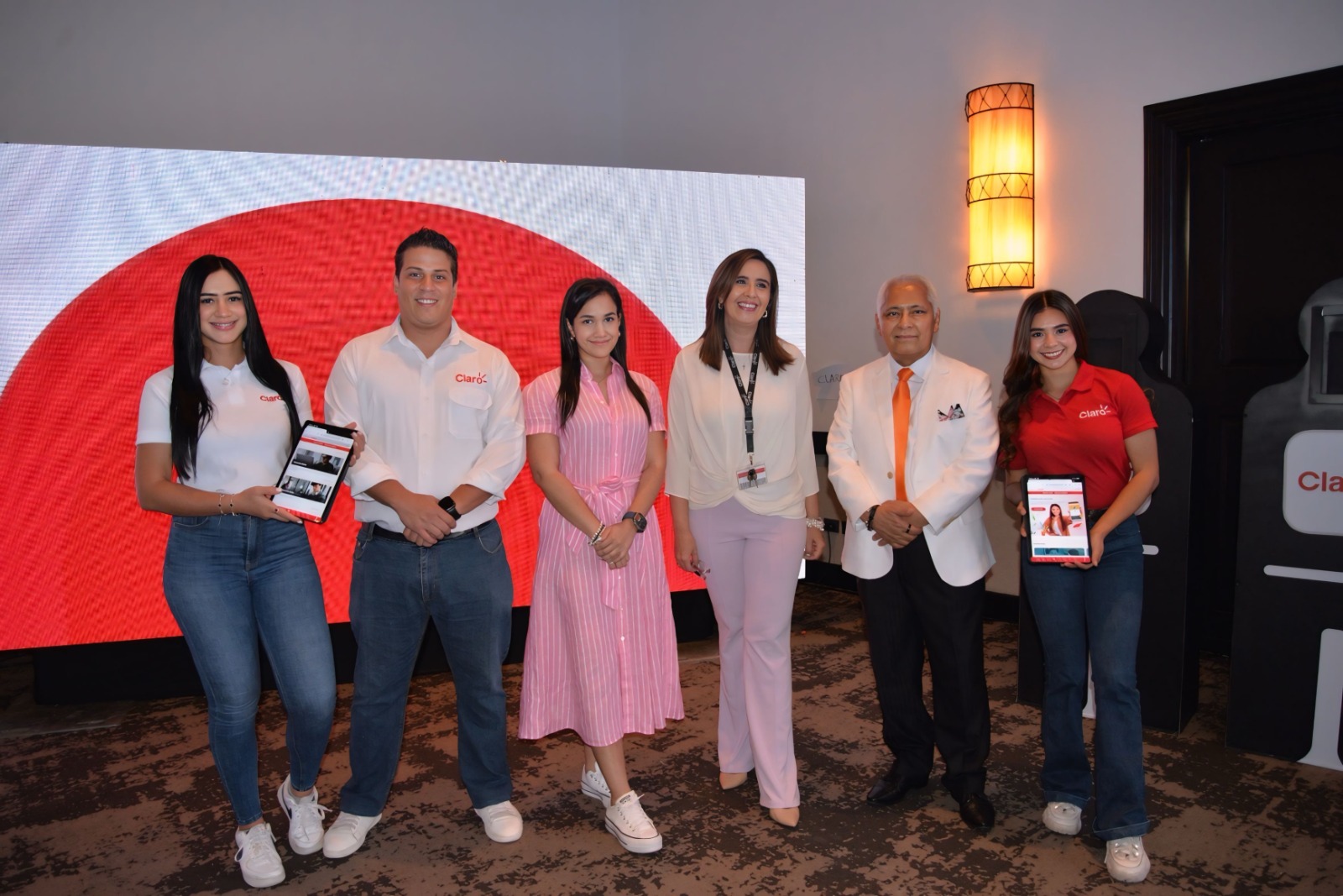 Claro reafirma su compromiso con la inclusión digital participando en evento conmemorativo por ...